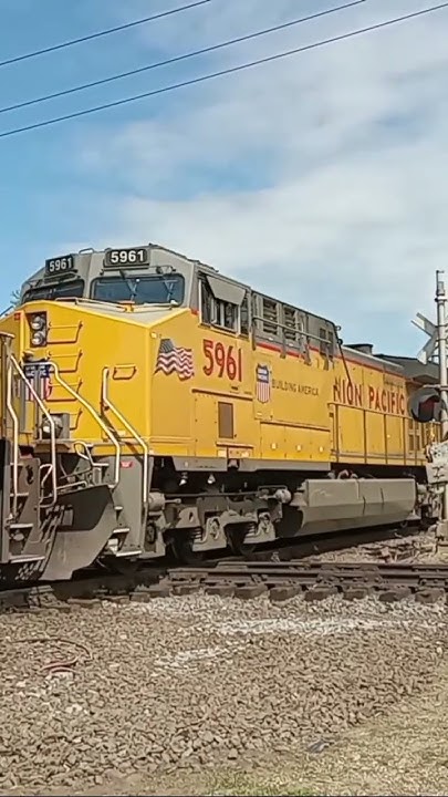 Notch nose SD70M 4th out - YouTube