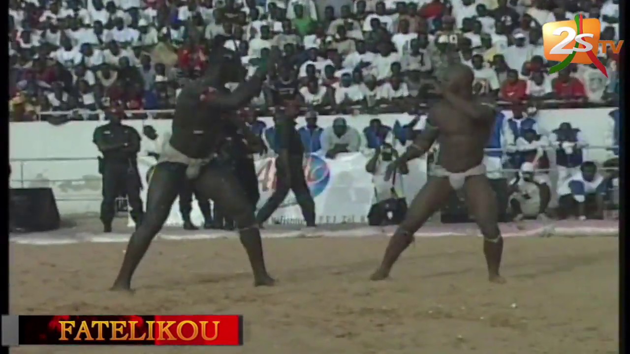 1ère DÉFAITE DE BALLA GAYE 2 DANS L'ARÈNE - COMBAT CONTRE ISSA POUYE ...