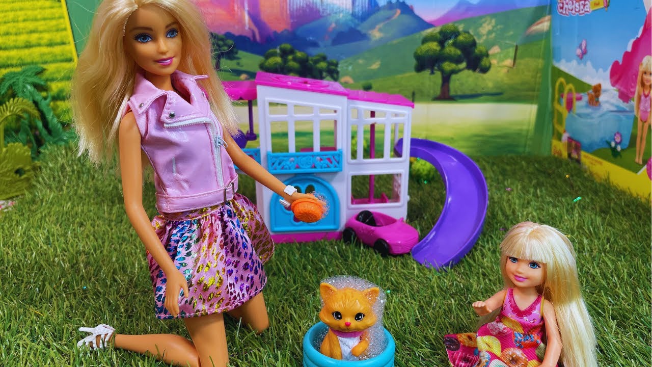 Barbie y Chelsea juegan con su gatito. - YouTube