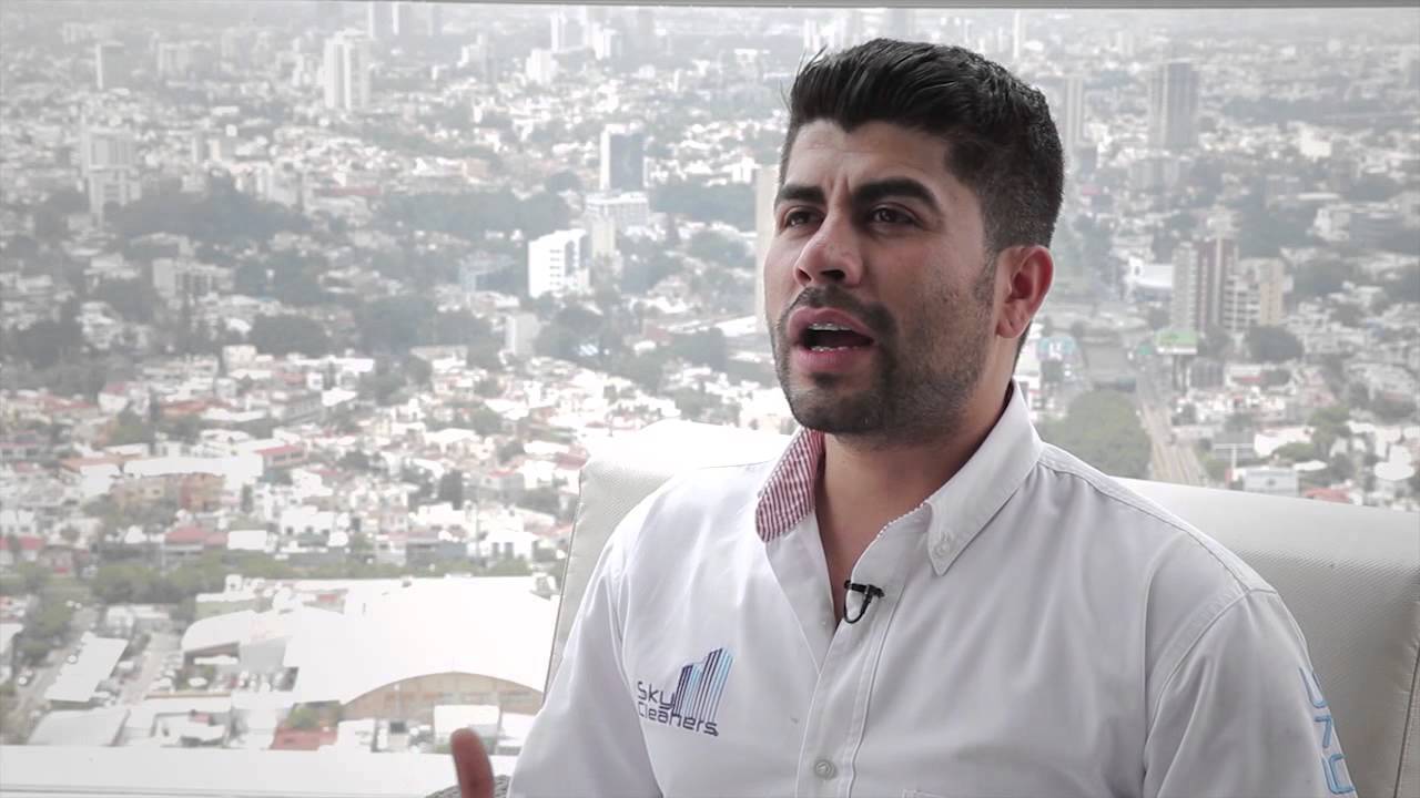 Emprendedor hace negocio en las alturas - YouTube