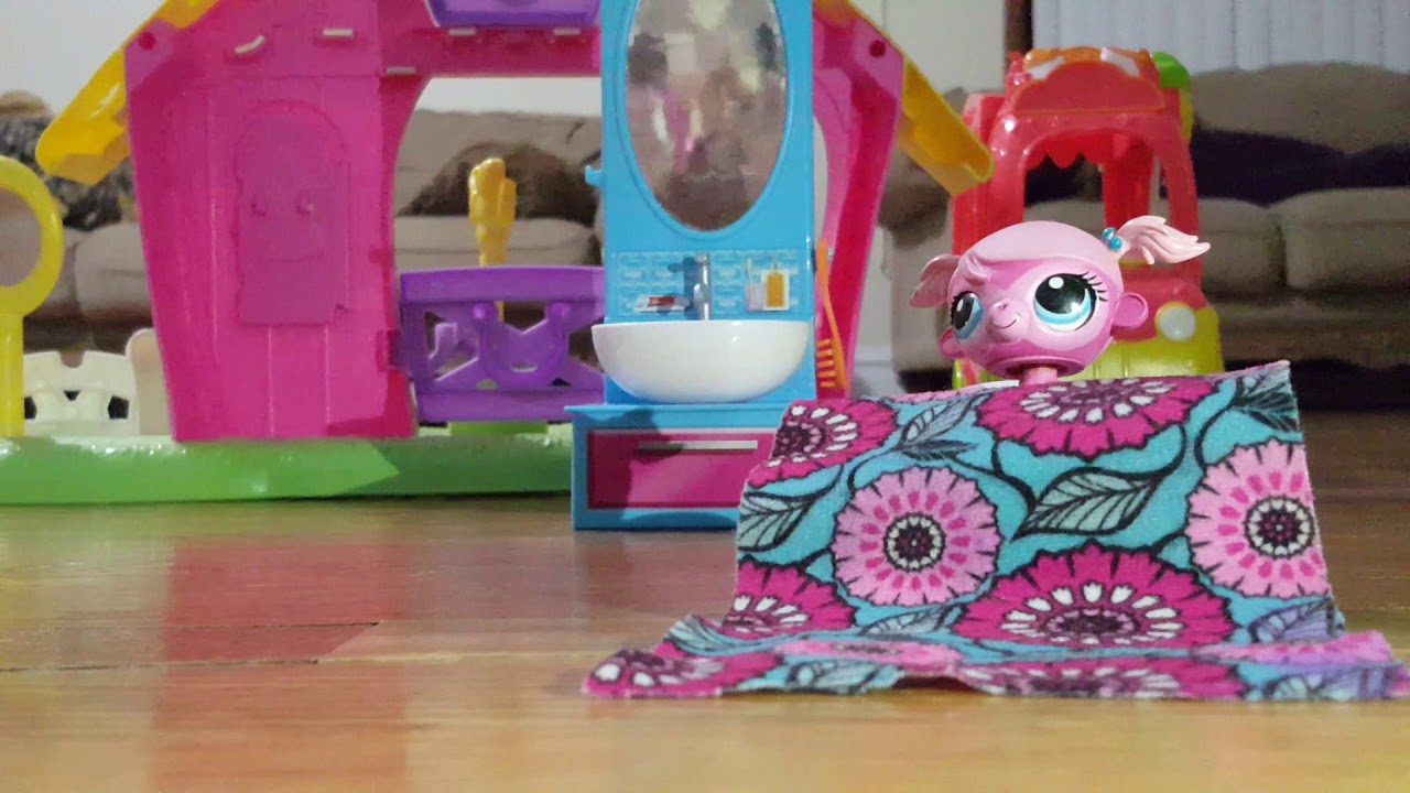 LPS: Introduction and Doctor - RolePlay - #1 Episode | ItsForKids - YouTube