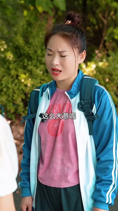 女人丢失的箱子，竟被一个鬼鬼祟祟的男子抱在怀里正能量 Shorts Youtube