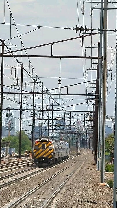 Amtrak Keystone Service (Acs-64 #611) Whoosh Through North Elizabeth in 17 Seconds - YouTube