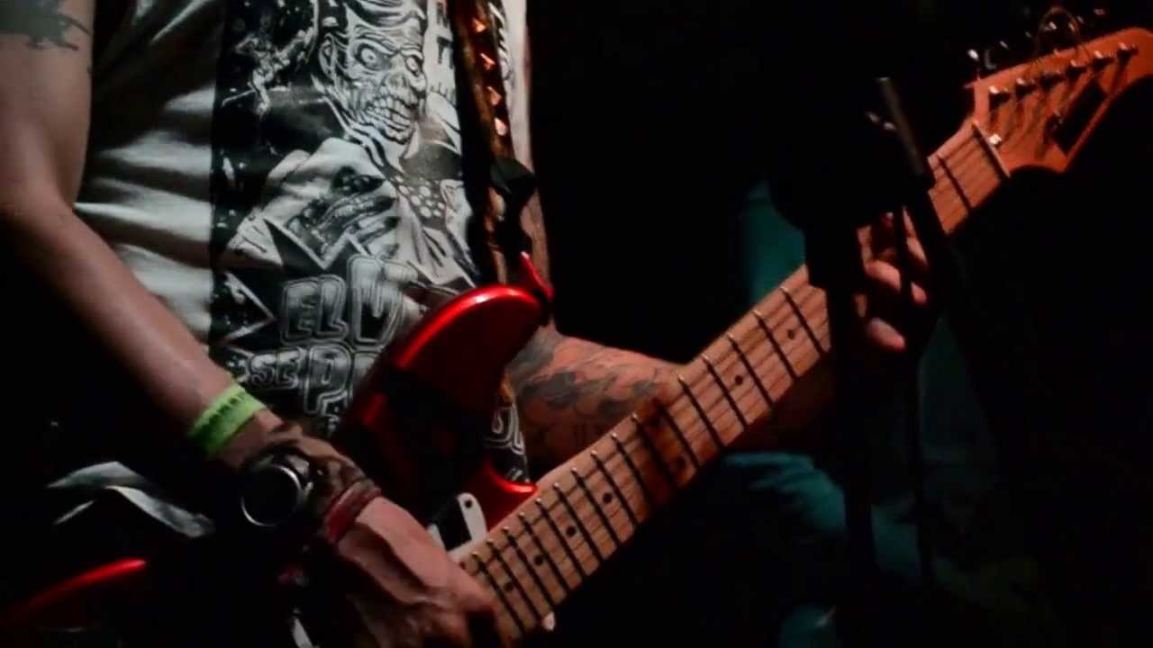 Triple X "Punk Suicida" en vivo, cover Síndrome del punk. - YouTube