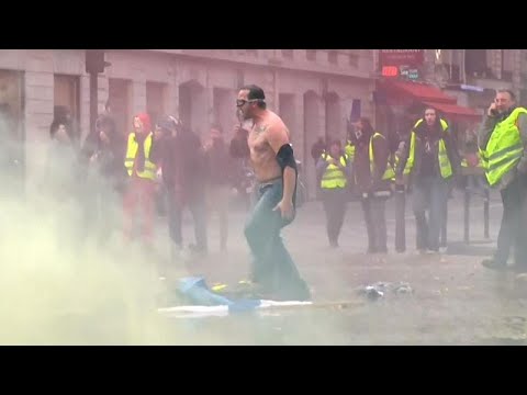 VİDEO | Fransız halkı hayat pahalılığına isyan ediyor: Sarı Yelekliler Hareketi