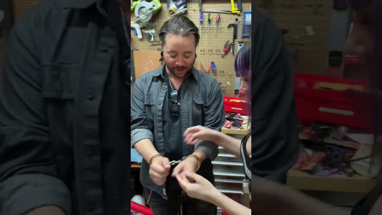 challenge 2 handcuffs to escape or not.it s that easy🤔🤔🤔- thử thách ...