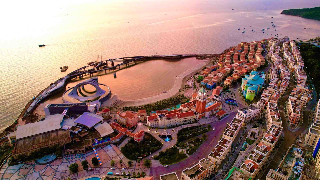 Sunset Town - Thị trấn hoàng hôn Địa Trung Hải Phú Quốc - YouTube