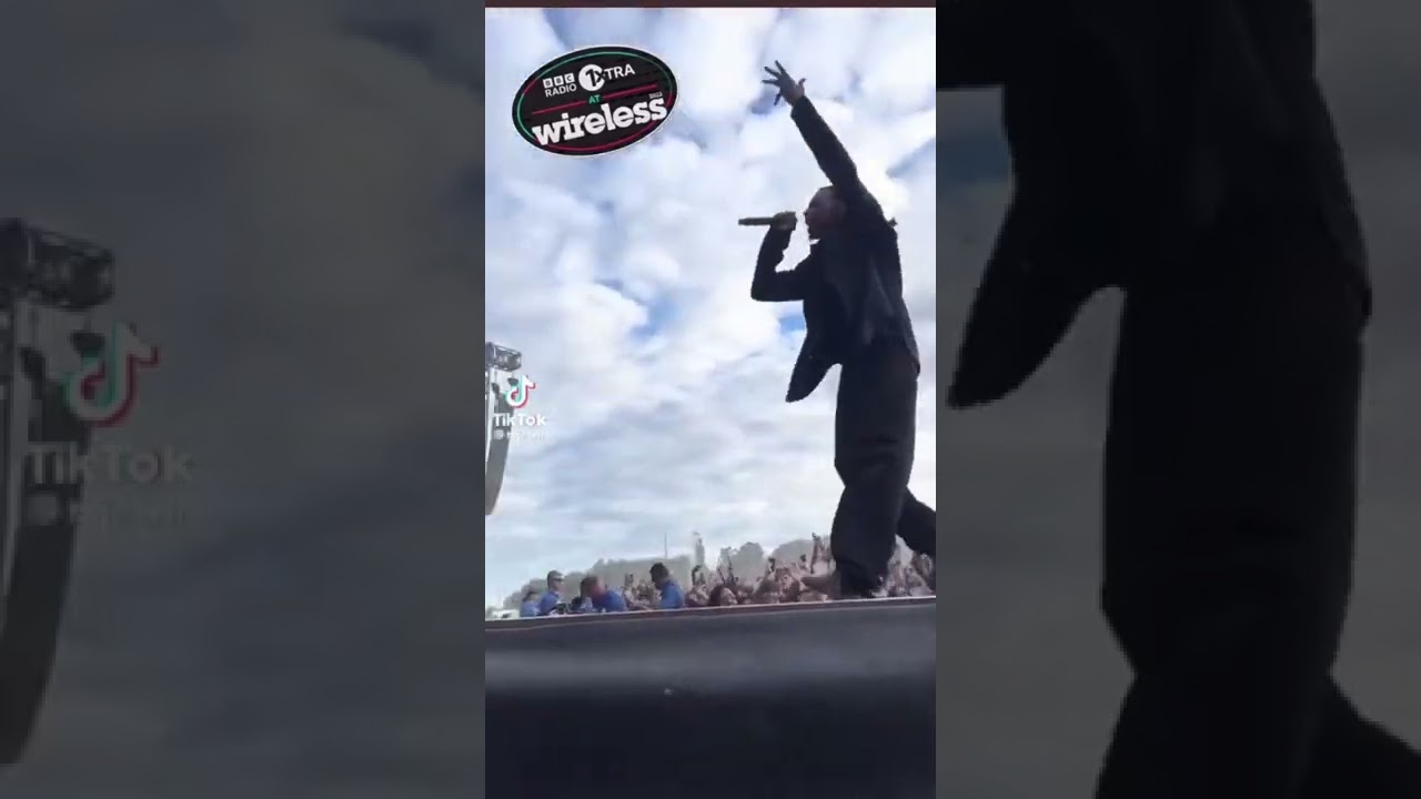 Carti jumping back on stage - YouTube