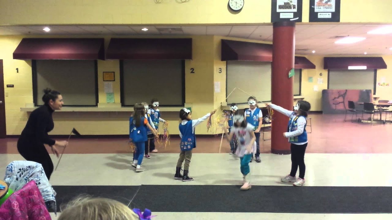 Daisy Girl Scouts dancing "El Garabato" - YouTube