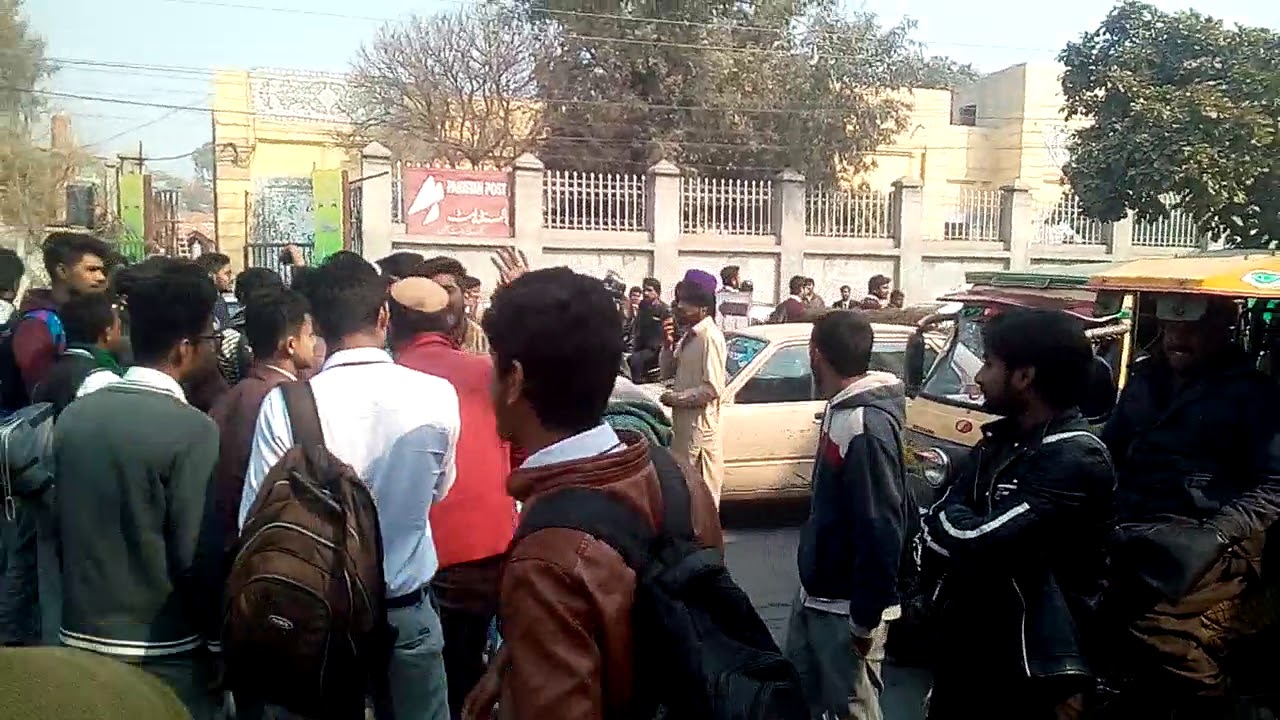 Multan ma civil line college k larko Na road block kar dia 2nd k larko ...