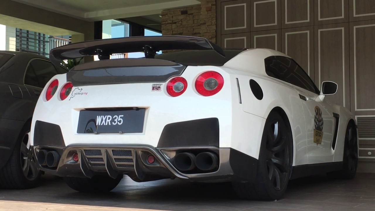 Nissan GTR loud cold start - YouTube