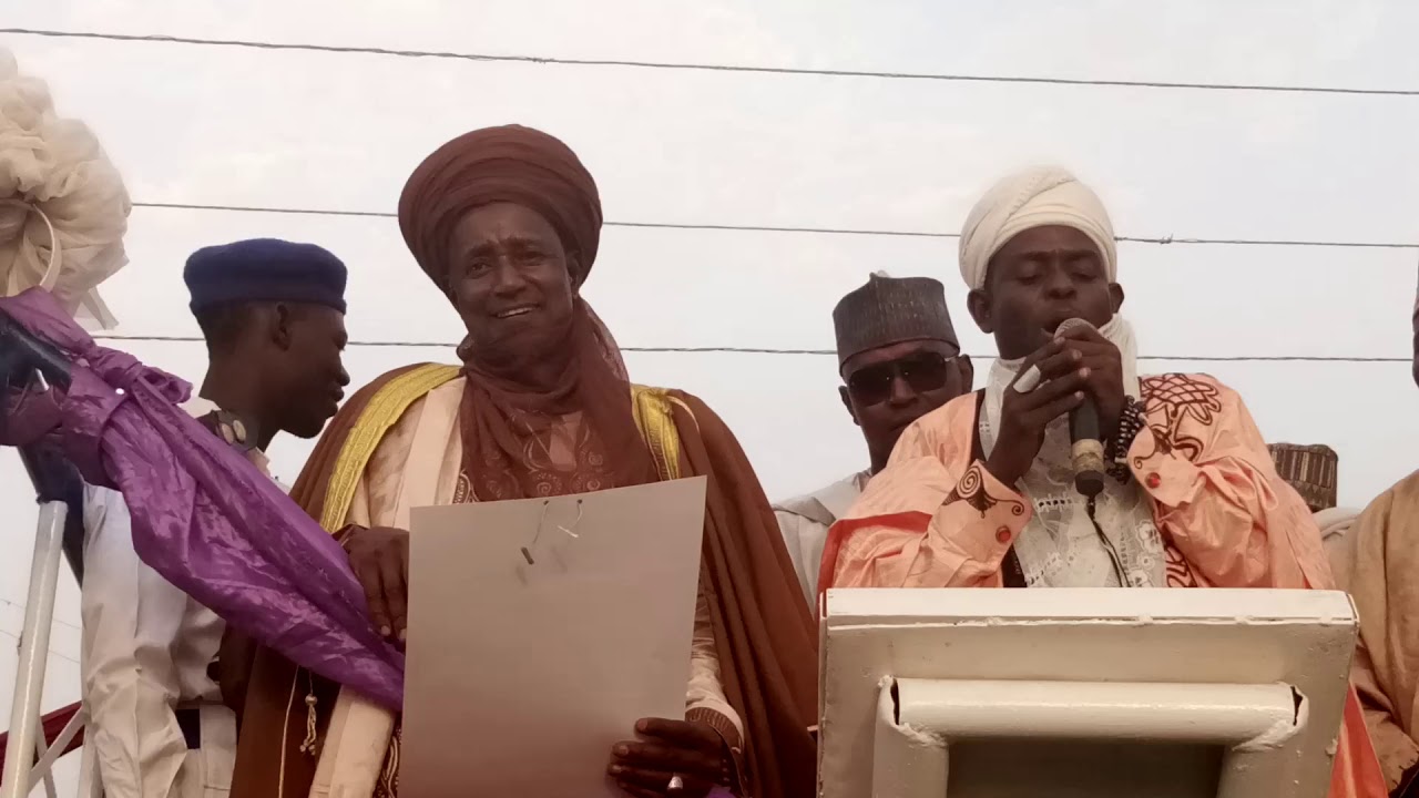 Sarkin Sharinfan zuru Kenan Yana tera karatun qur,ani - YouTube