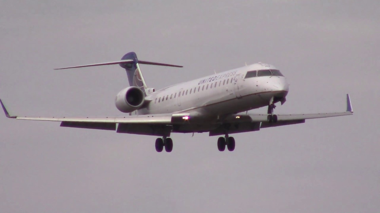 United Express Canadair Regional Jet CRJ-700 landing at Toronto Pearson ...