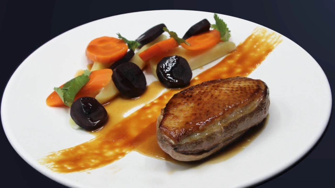Recette de filet de canard rôti aux légumes anciens et caramel de ...