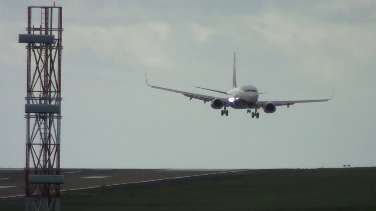 Plane bounces before landing on 2nd attempt - YouTube