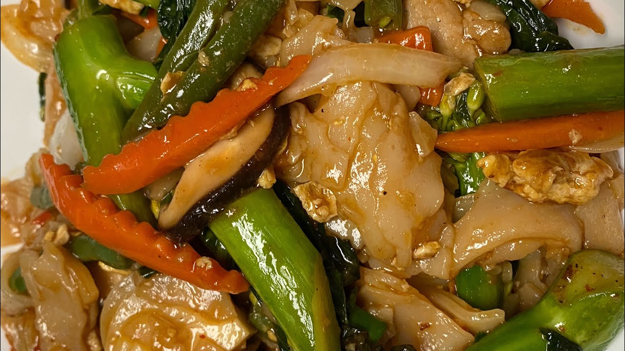 Stirfry flat rice noodles, combinations of Thai and Chinese style - YouTube