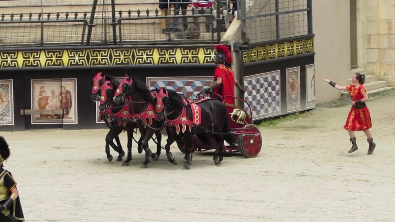 Entrée Char Rouge - Le Signe du Triomphe - Puy du Fou 2020 - YouTube