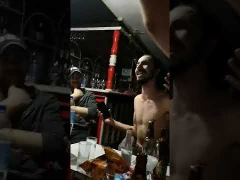 Metin ışığın kemiklerini sızlatacak bir vidyo böyle salakça bir şarkı söyleme şekli olamaz