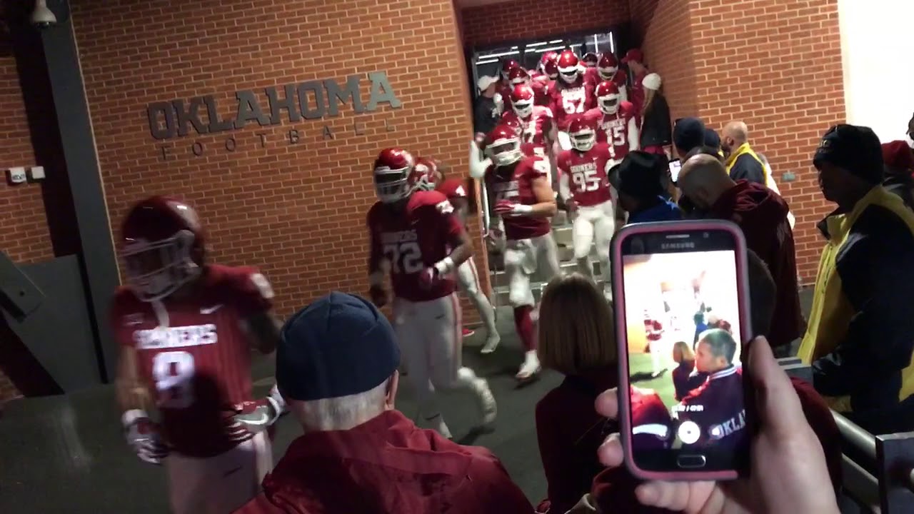 Oklahoma Football leaving the locker room - YouTube