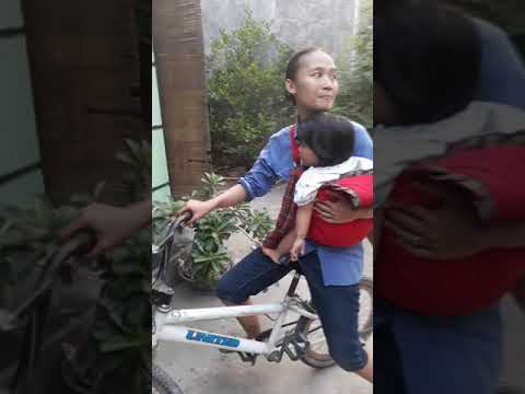 Tante dan nabila naik sepeda ketakutan