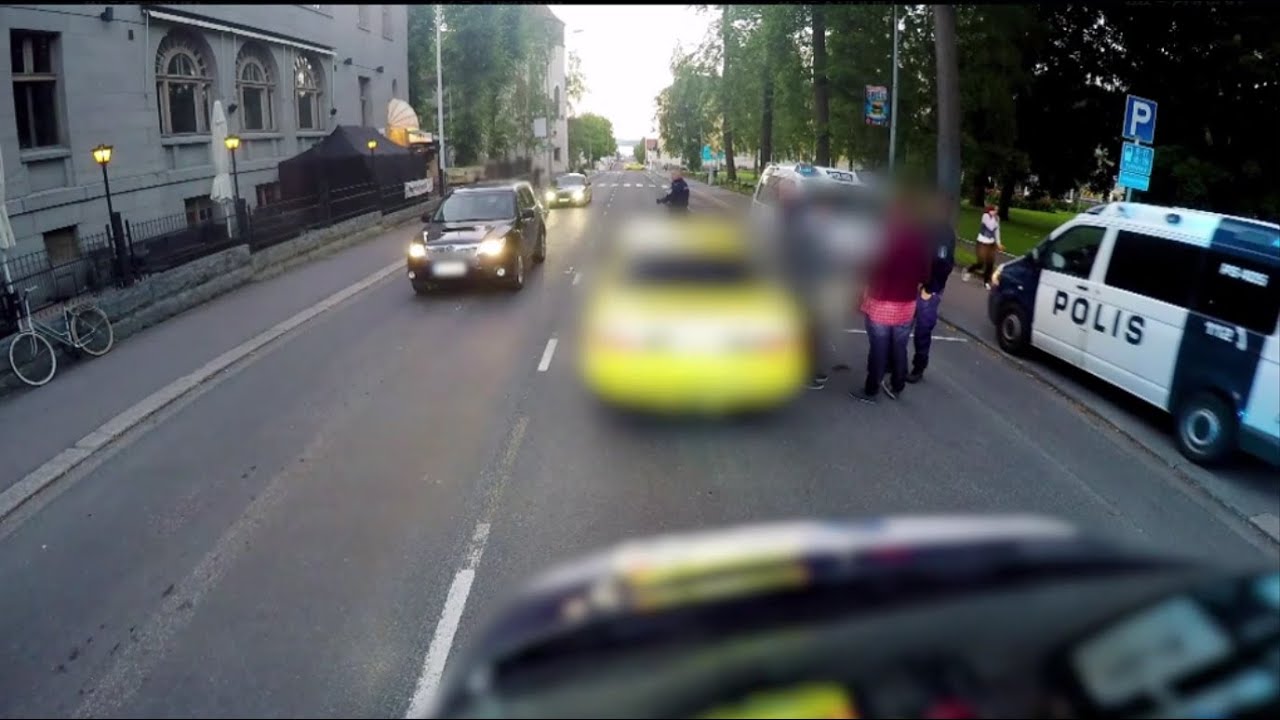 Tappelu keskellä tietä - Poliisit Kuopio - YouTube