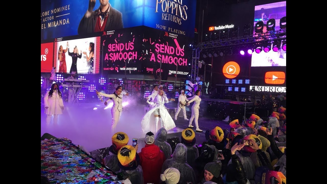 New Year’s Rockin’ Eve in TIMES SQUARE : Christina Aguilera - YouTube