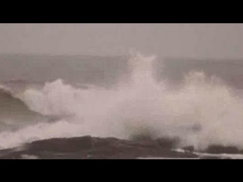Cyclone Thane hits Puducherry, Tamil Nadu; six dead - YouTube