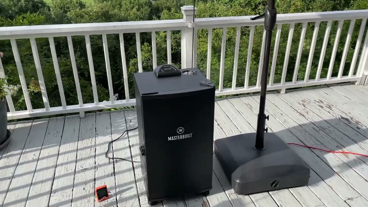 How Much Smoke Does the Masterbuilt Electric Smoker Put Out? - YouTube