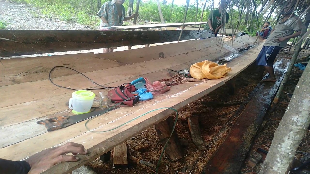 Proses pembuatan Parahu nelayan .di desa tou kecamatan moilong ...