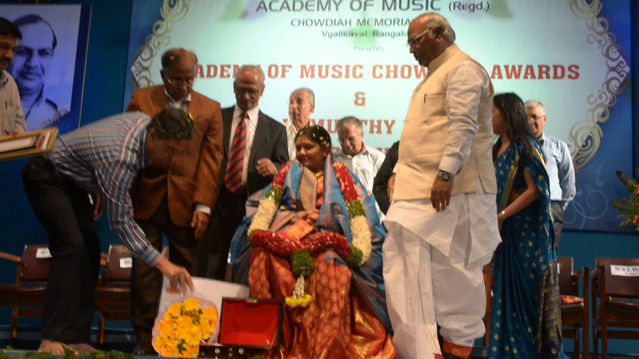 Guru vid. M S Sheela receiving the chowdiah award in Bangalore 10-11 ...