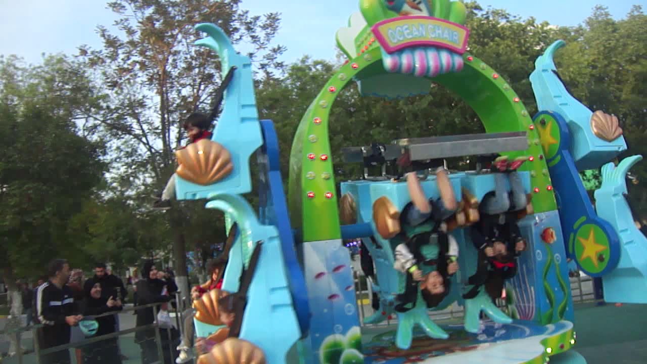 houri arwa djouri et houri féras sur le manège au parc d'attraction de ...