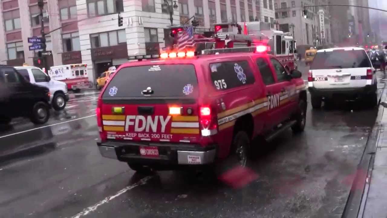 FDNY responding Engine 1 + EMS 975 Pennsylvania Station © - YouTube