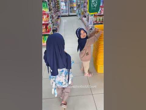 Azkiya Alesha jajan lagi dan lagi hihi - YouTube