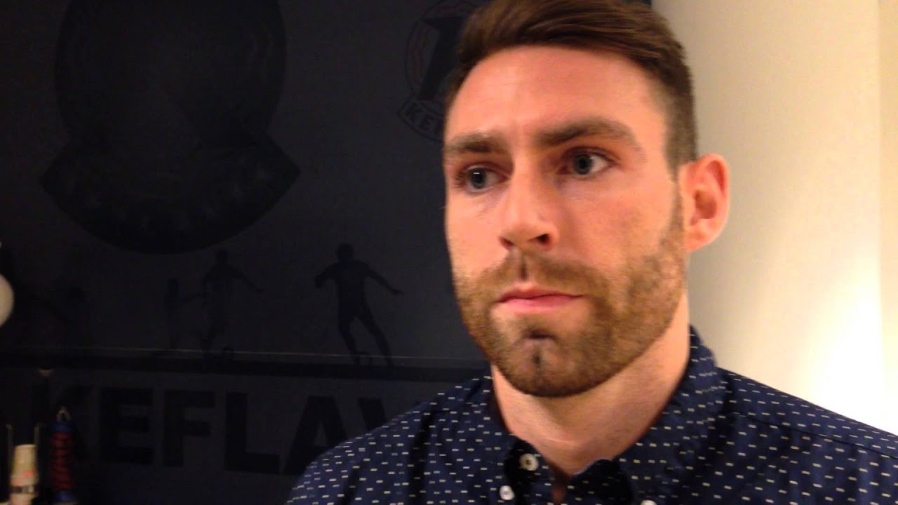 Alexander Magnússon skrifar undir hjá Keflavík - YouTube