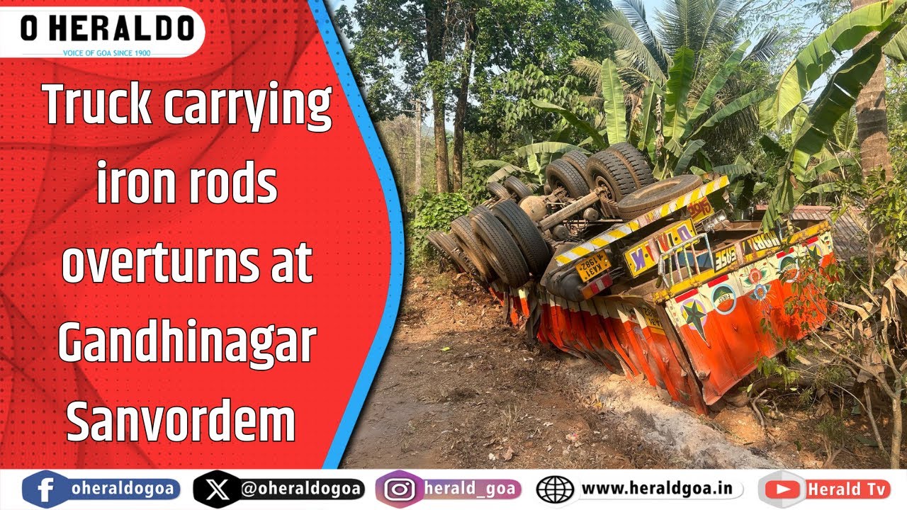 Truck carrying iron rods overturns at Gandhinagar Sanvordem - YouTube