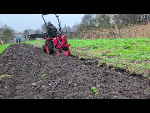 Kubota B1241 mit 2 Schar Wendepflug im Feldversuch beim Kunden