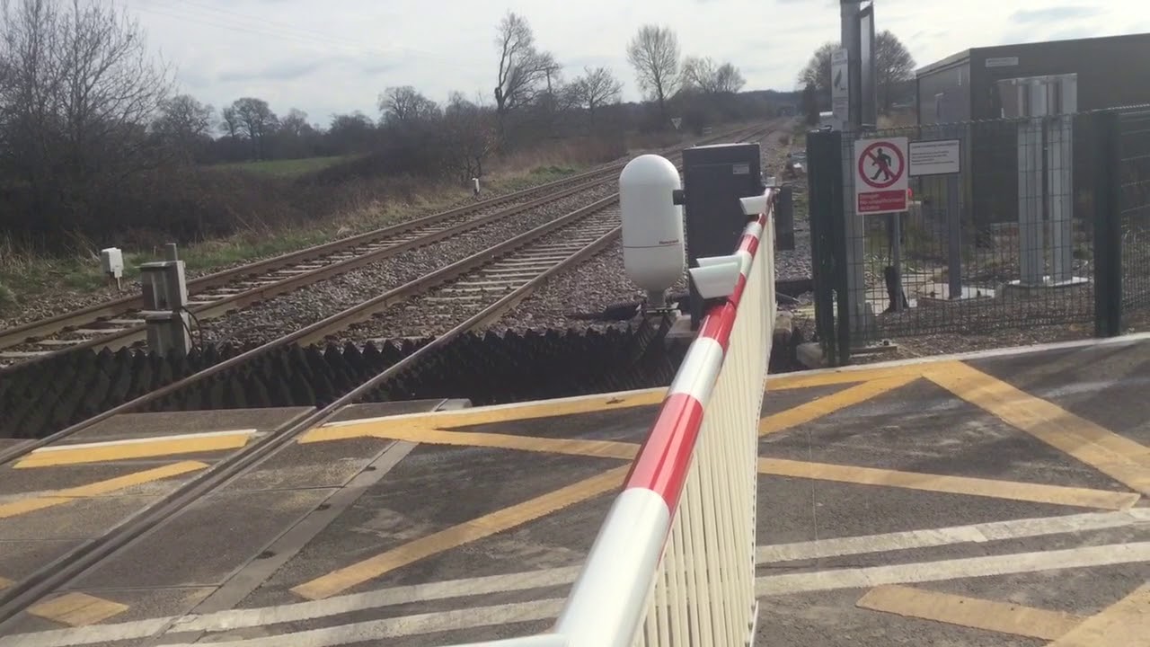 Broad Oak Level Crossing (Wrexham) Friday 30.03.2018 - YouTube