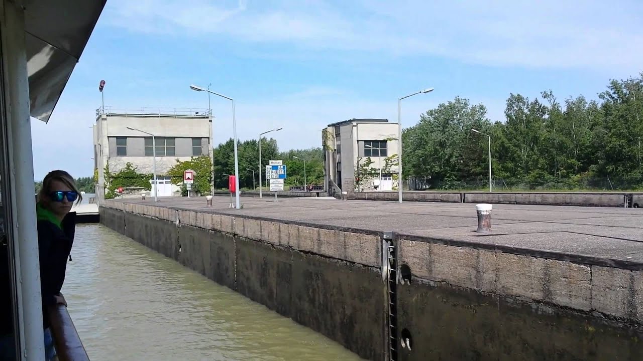 Schleuse Altenwörth auf der Donau, 31.06.2015 - YouTube