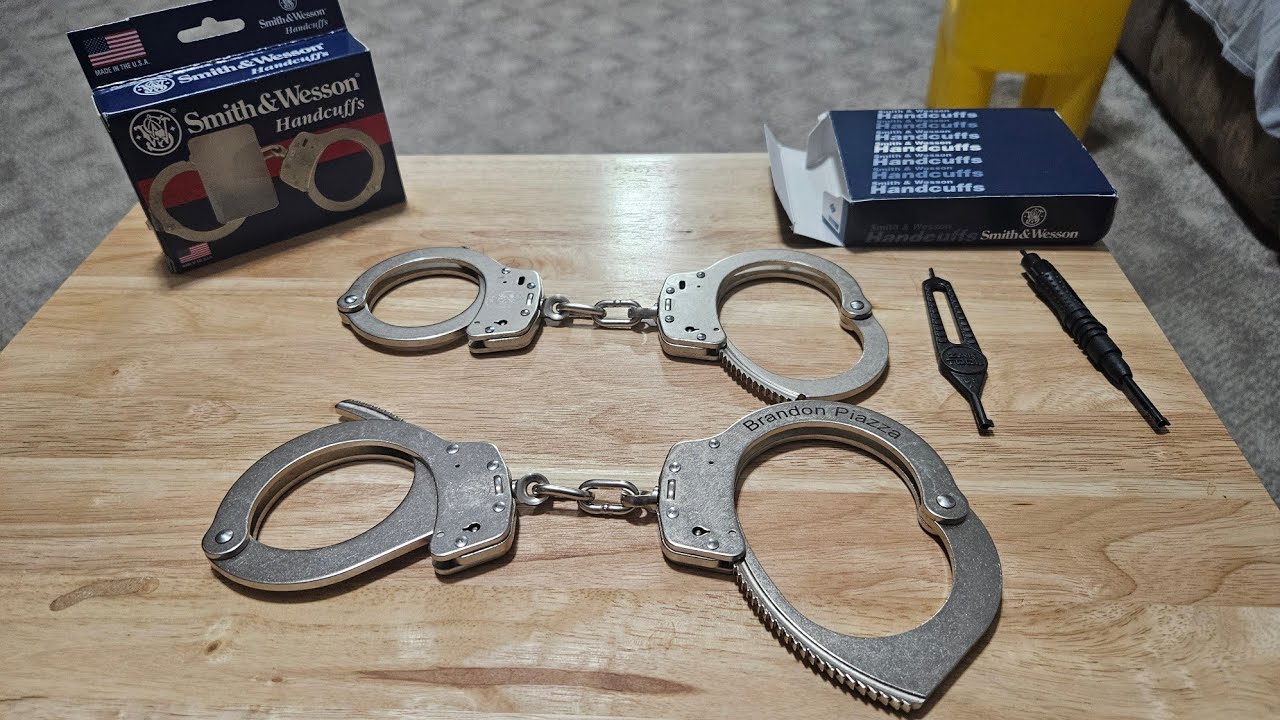 Size comparison between the Smith & Wesson model 1 and 100 Handcuffs ...