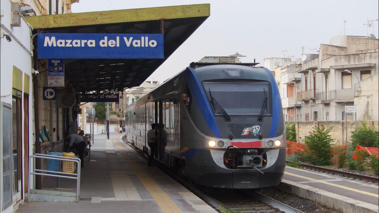 Minuetti Diesel nella stazione di Mazara del Vallo - YouTube