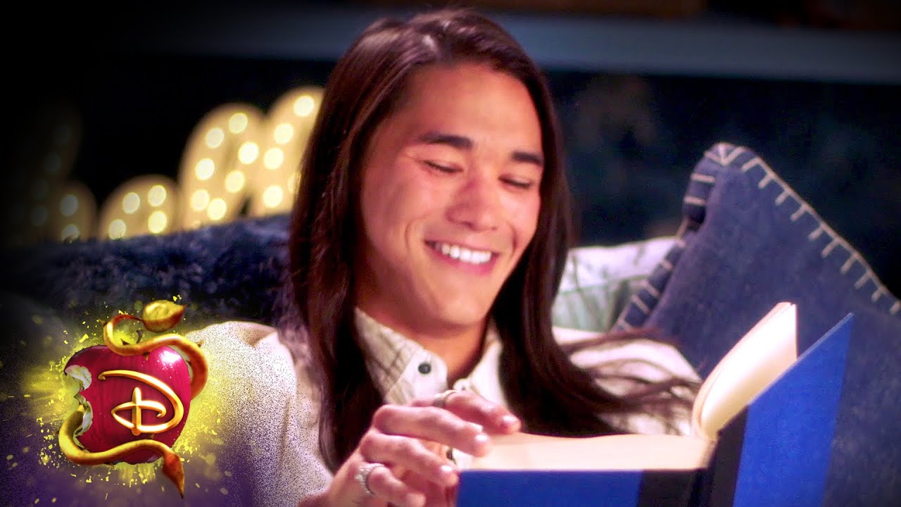 The Magic of Storytelling with BooBoo Stewart | Descendants 3 - YouTube