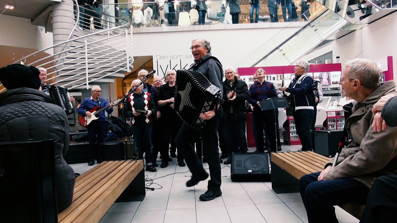 Mannsmusikken fra Greåker spiller og synger i Torvbyen - Fredrikstad ...