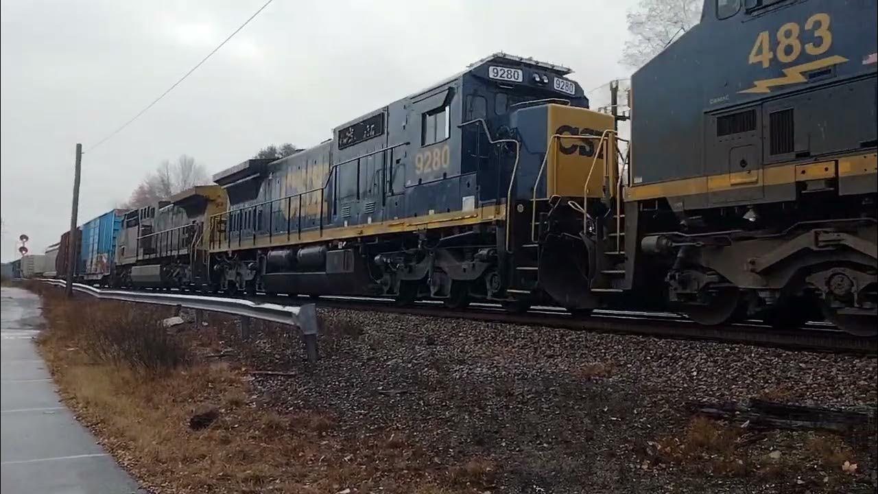11/01/22 CSX M426 passes by MBTA PASSENGER TRAIN AT CROSS road crossing in Bradford mass. - YouTube