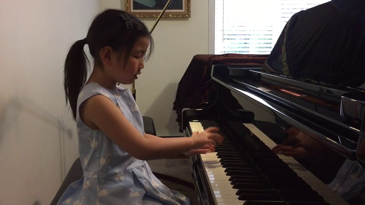Rachel Yao(5 years) plays 北风吹 - YouTube