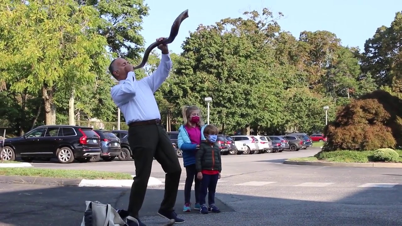 Stuart Seltzer demonstrates the shofar at Temple Sholom Selma Maisel ...