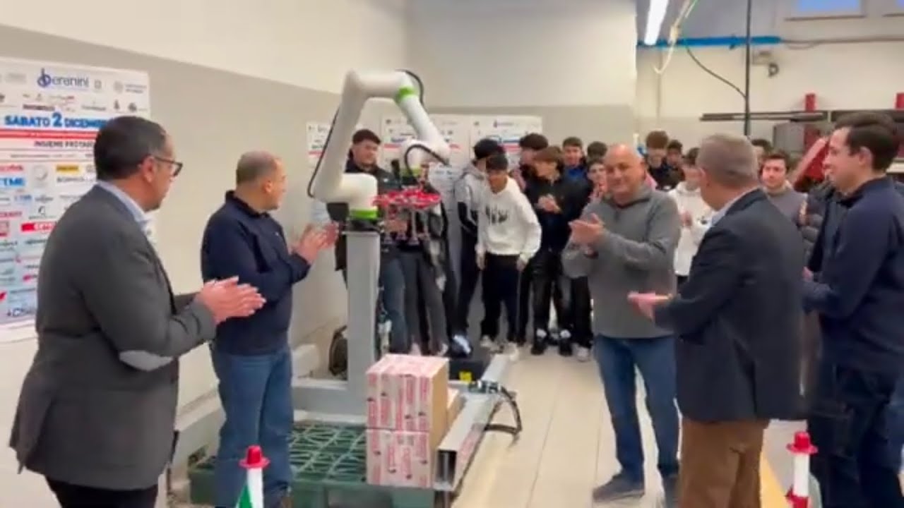 OCME dona un Robot collaborativo al "Berenini" - YouTube