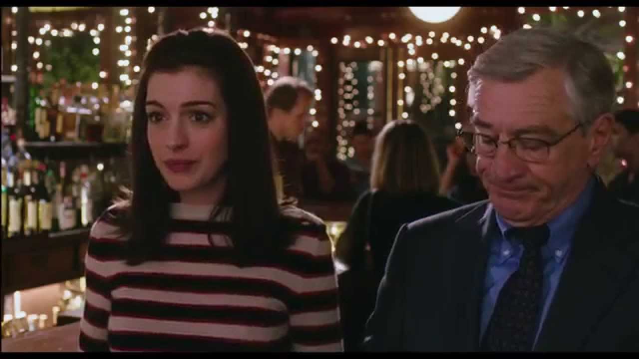 El becario - Trailer español (HD) - YouTube