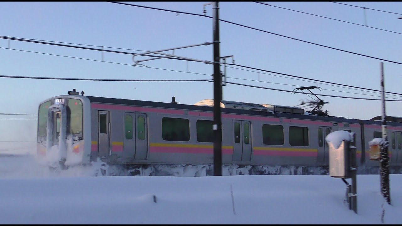 雪まみれのE129系B22編成【4K】信越本線上り422M長岡行き - YouTube