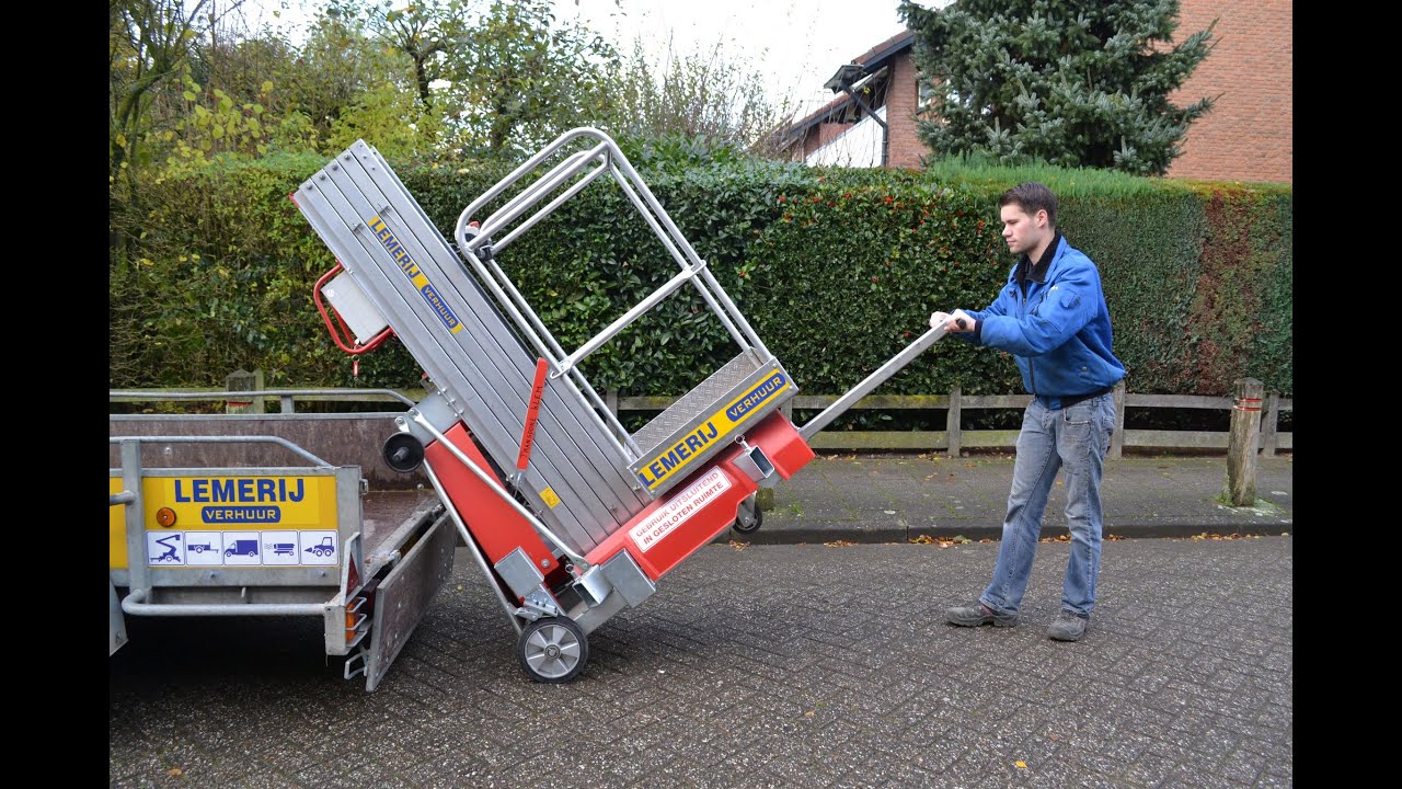 Eenpersoonshoogwerker demonstratie in hoge hal | Lemerij Verhuur ...