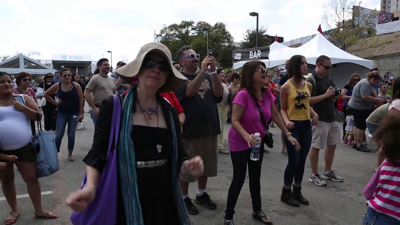 Selena Tribute Band is a Dream Come True - YouTube